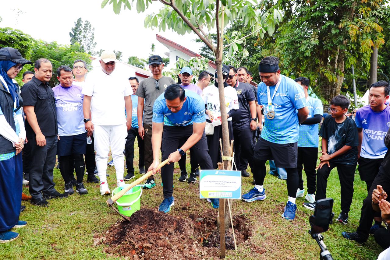Tanam Pohon di IKA 5KMA RUN 2025, Menko AHY Tegaskan Pembangunan Harus ...